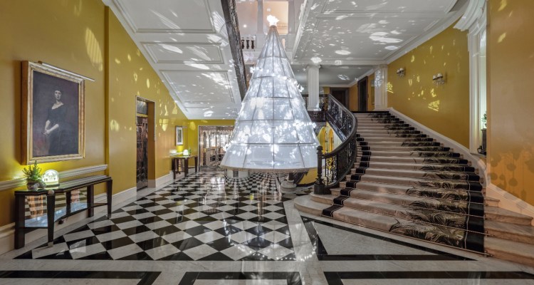 Claridge’s Christmas Tree 2021 | Sandra‘s Closet